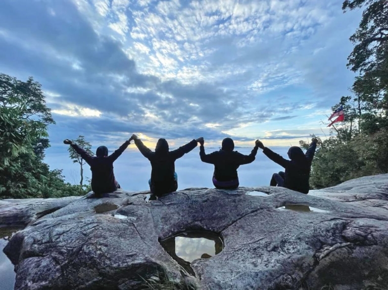 √ GUNUNG STONG: Geologi, Tarikan, Harga Tiket 2026